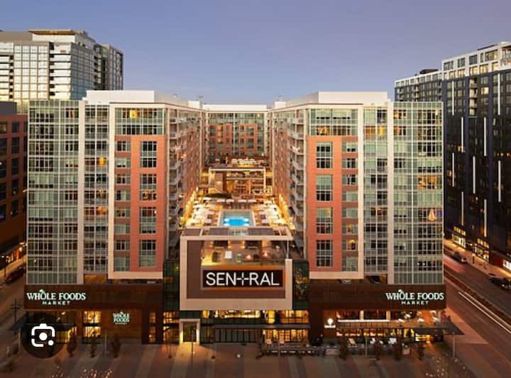 Lux Downtown Apartment, Pool, Gym, Workstation - Denver, CO