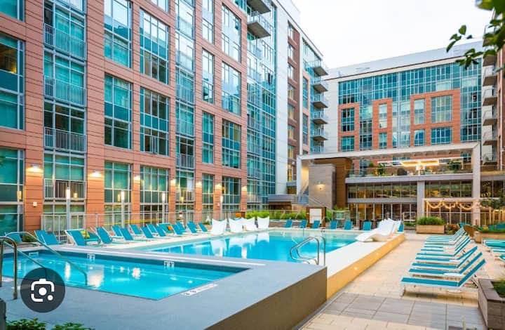 Lux Downtown Apartment, Pool, Gym, Workstation - Denver, CO