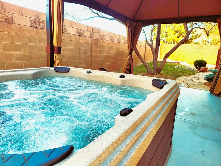 Santa Fe Style / 4 Beds / Hot Tub /Pets Welcome - Albuquerque, NM