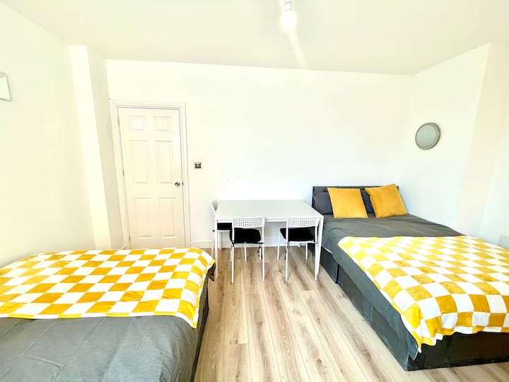 5 People, Liverpool Street, Shoreditch, Brick Lane - Greenwich