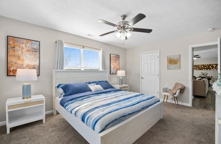 Stylish Upstairs Apartment With King Beds+sofa Bed - Huntington, WV