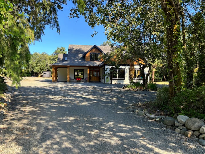 5br Farmhouse Retreat+pool & Hot Tub 7.5 Acre Farm - North Saanich