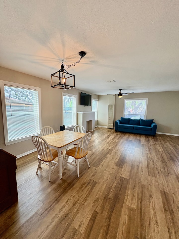 Charming 2b/1b Highland Park Bungalow - San Antonio, TX