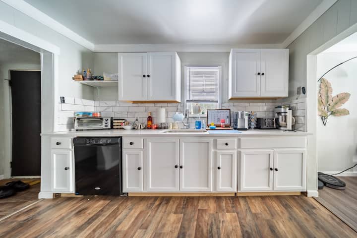 Beachwood 3 Bedroom: 1 King Bed & 2 Queen Beds - Bainbridge, OH