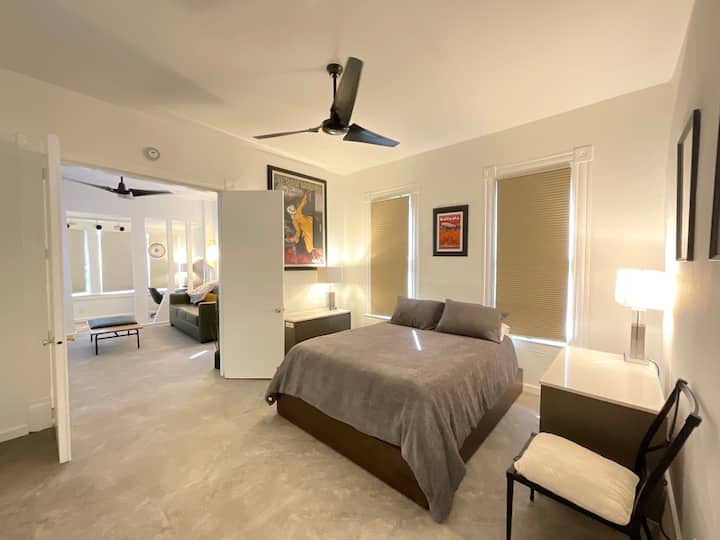 Huge 1br/2ba, 75” Tv, Sofabed, Walk To Restos+bars - Houston, TX