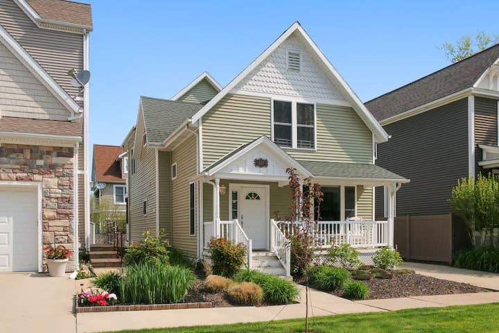 Huron Cottage Near Downtown & Beach, Dogs Welcome - South Haven, MI