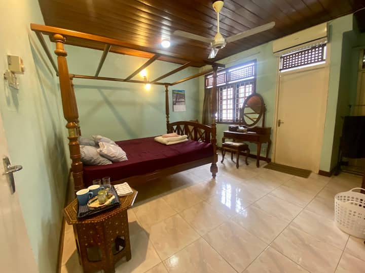 Dona’s Cozy Colombo 7 Home-stay - Timber Room - Colombo (Sri Lanka)