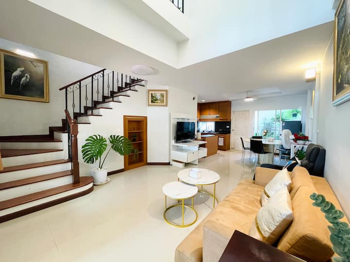 Spacious Townhome • Good Location & Wi-fi - Bangkok