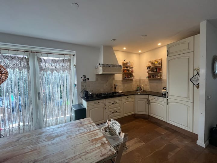 3 Bedroom Family House - Garden - Free Parking - Zaandam