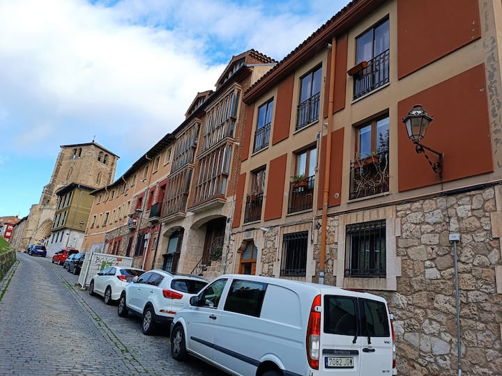 Entre Castillo Y Catedral 2. - Burgos