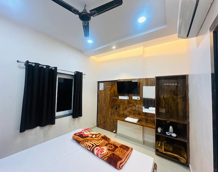 Radhe Krishna Homestay - 7 Bedrooms Combo - Varanasi