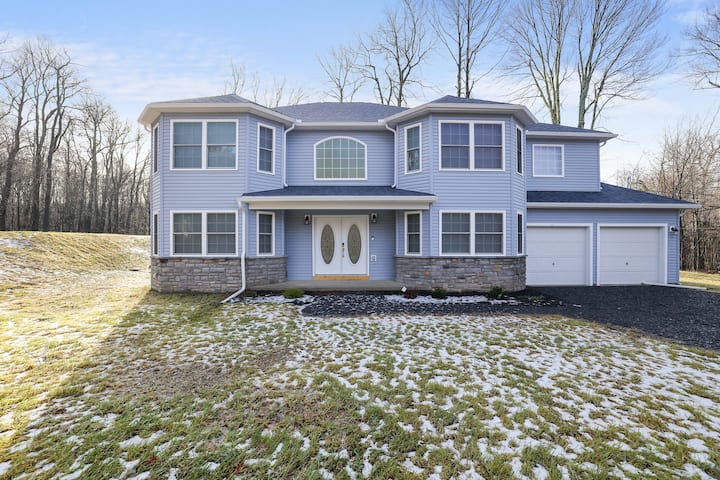 The Poconos Palace - Mount Pocono, PA