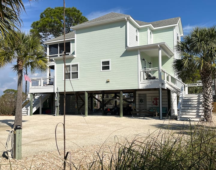 Sand Toe Inn: 3 Kings : Sandy Street, Steps To Bay - St. George Island, FL