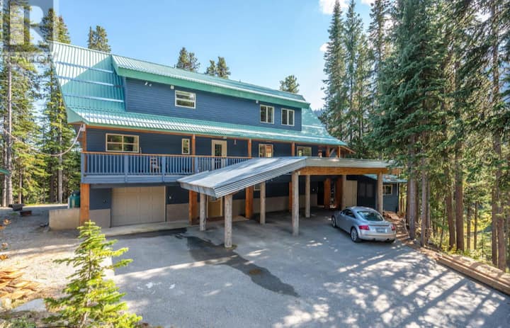 Spacious Mountain Retreat - British Columbia