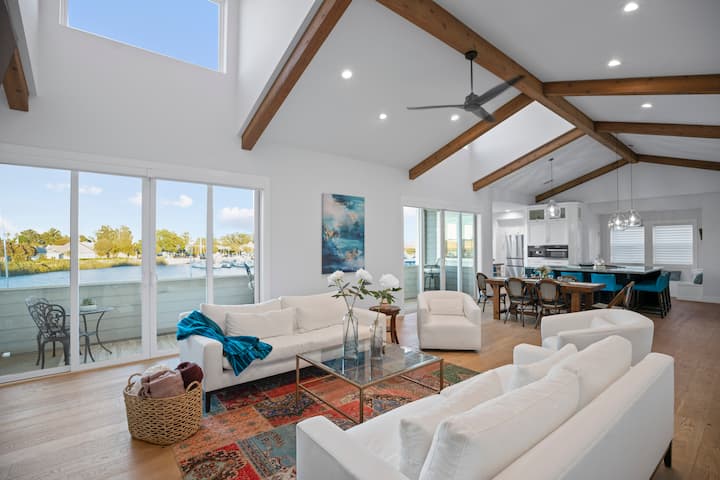 The Golden Hour Waterfront Balcony Loft - Fairfield, CA