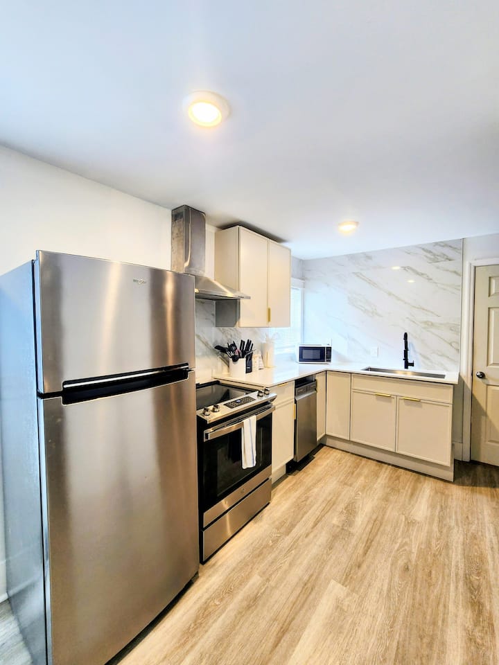 Two Br Downtown W/ Private Backyard & Free Parking - Charleston, SC