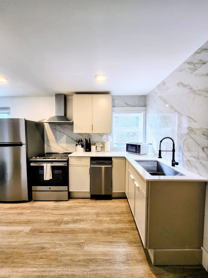 Downtown Oasis W Private Backyard & Free Parking - Charleston, SC