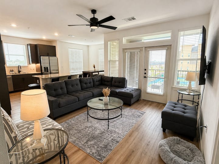 Unwind In Katy Family & Pet Friendly 2br - Katy, TX