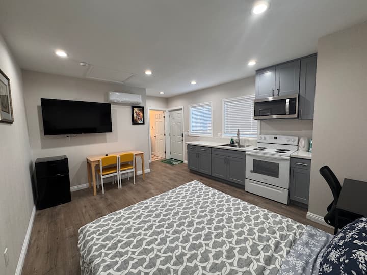 Bedroom Private Bathroom /Stov - Baldwin Park, CA