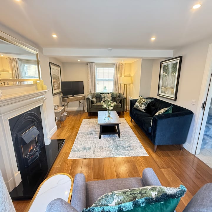Killarney Townhouse, Sleeps 6 | Free Parking/ Wifi - Killarney
