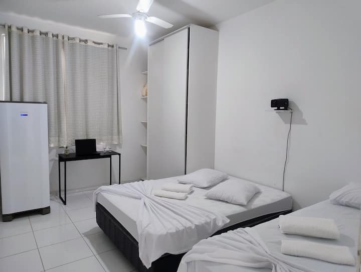 Quarto Suíte Com Refrigerador No Porto Da Barra - Barra, Brazil