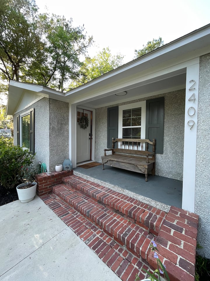 Charming Coastal Cottage - Beaufort, SC