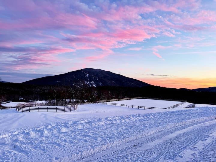 Antique Farmhouse With
Spectacular Mountain View - Claremont, NH