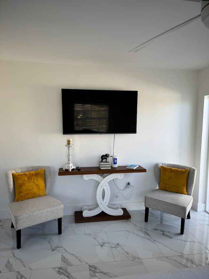 Quaint And Beautiful Guesthouse - Miami Gardens, FL