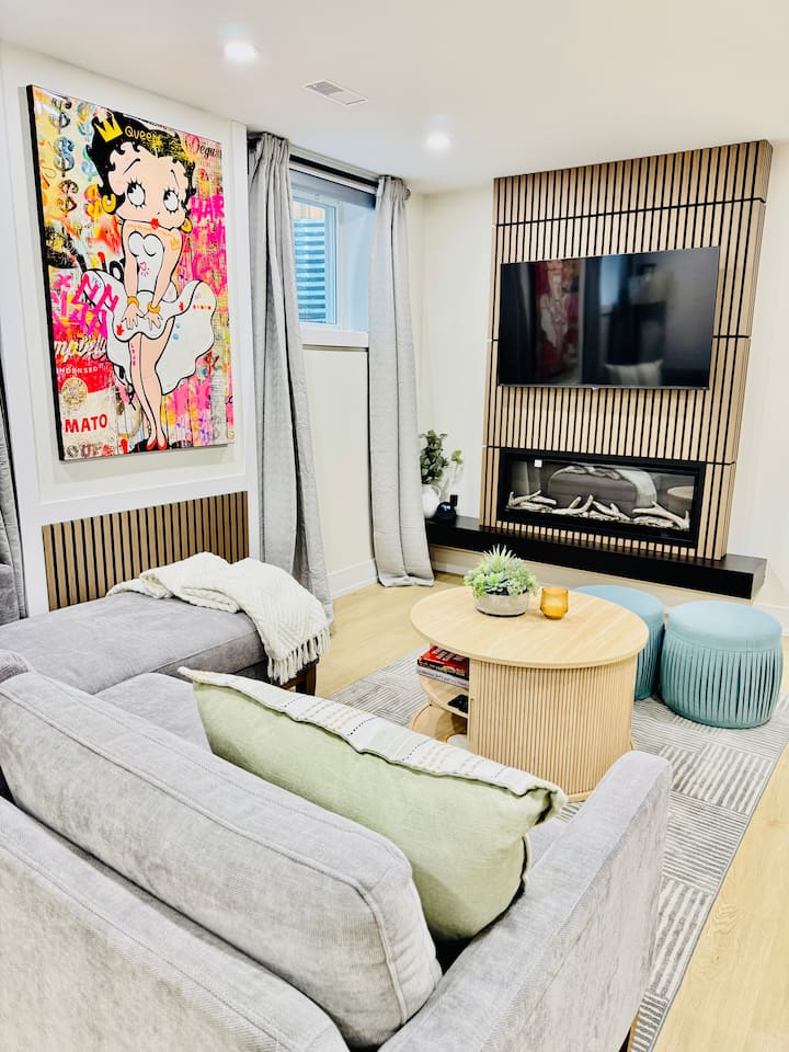 Modern Mountain Retreat With Poolside Escape - Hamilton