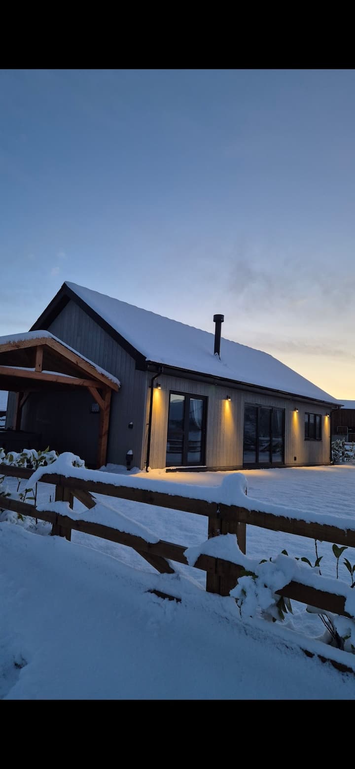 Warne | Luxury Mid Wales Lodge & Covered Hot Tub - North Wales