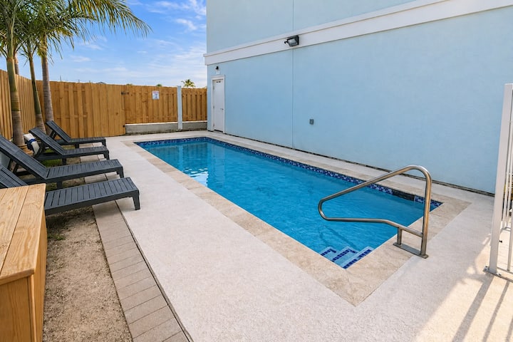 Ground-floor King Suite And Built-in Bunks - South Padre Island
