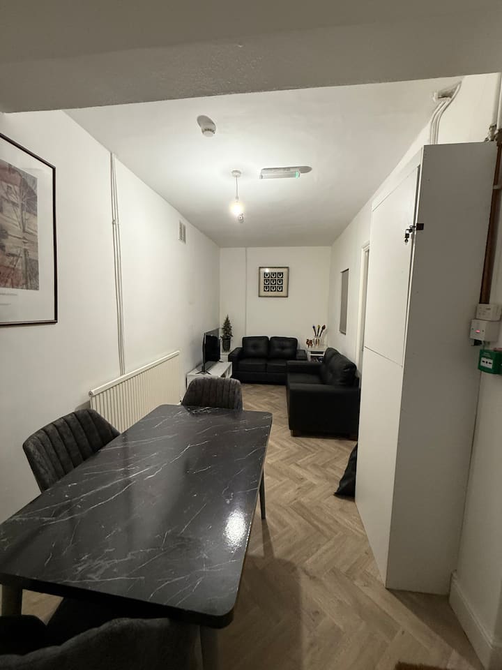 Large 5br House –5 Baths + Free On-street Parking - Northampton