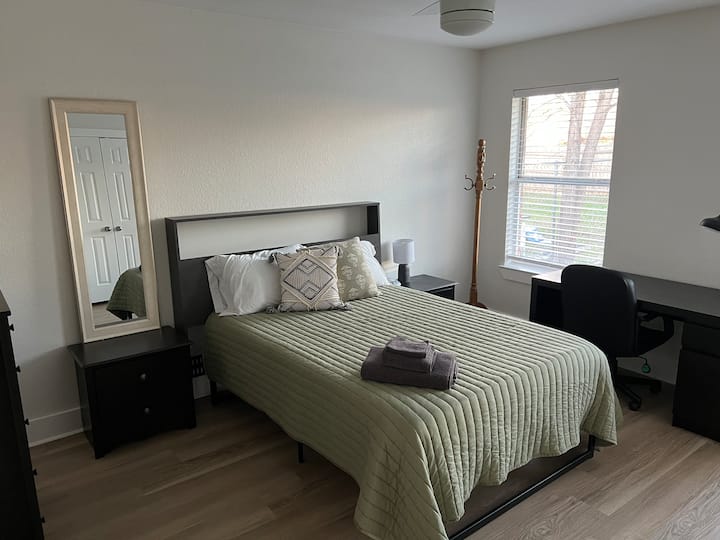 Comfy Room Near Medical District - Dallas, TX