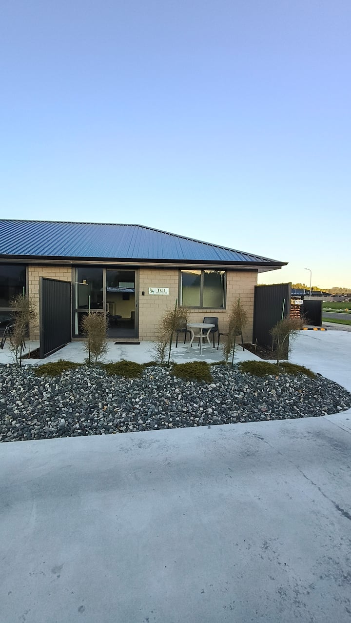 Tui Apartment. Mountain Views Off-street Parking. - Te Anau