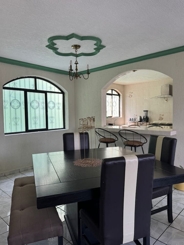 Casa Céntrica Con Cochera • Ideal Para Familias - Michoacán