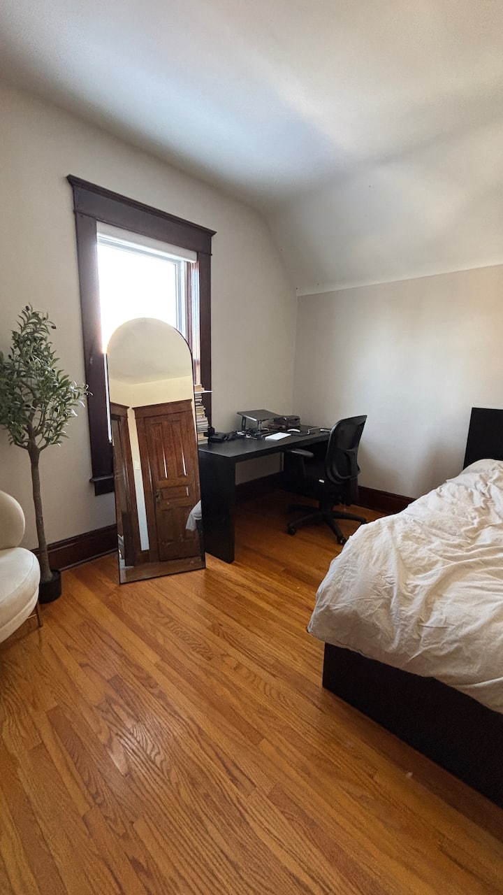 Spacious Room Downtown Kitchener - Kitchener