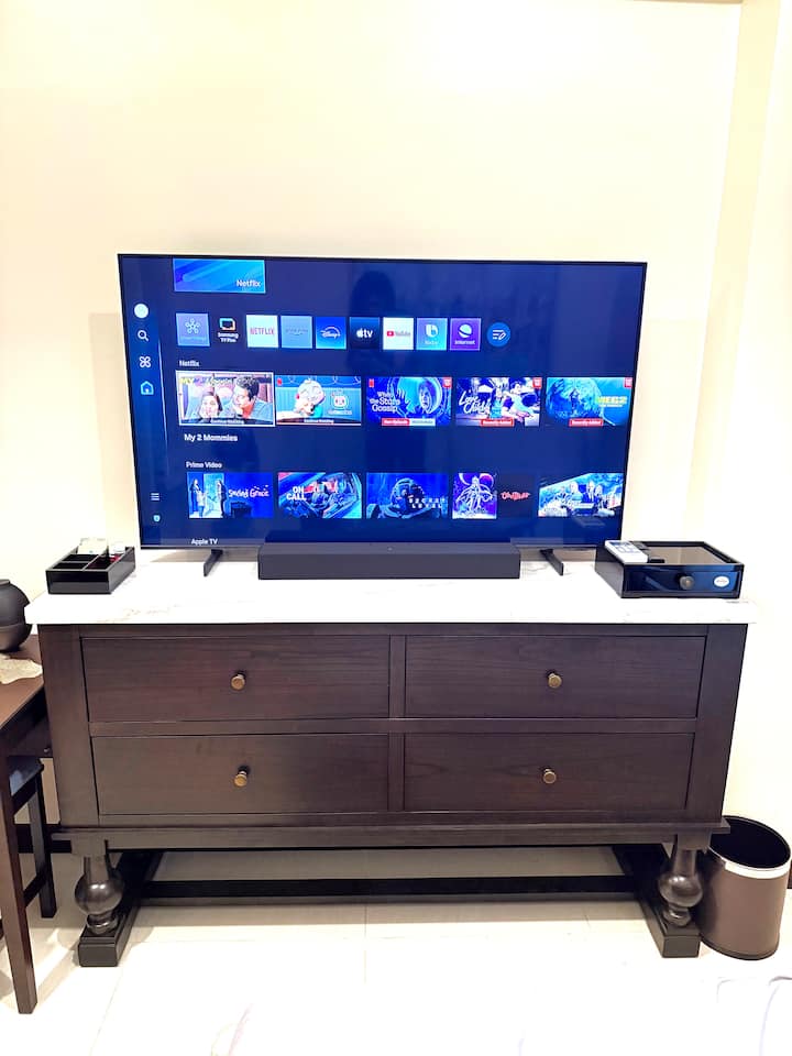 Cozy Suite W/ 55" Tv | Fast Wi-fi, Netflix&disney+ - Quezon City