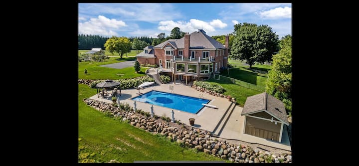 Farmhouse With Pool & Silohouse - Big Cedar Lake, West Bend