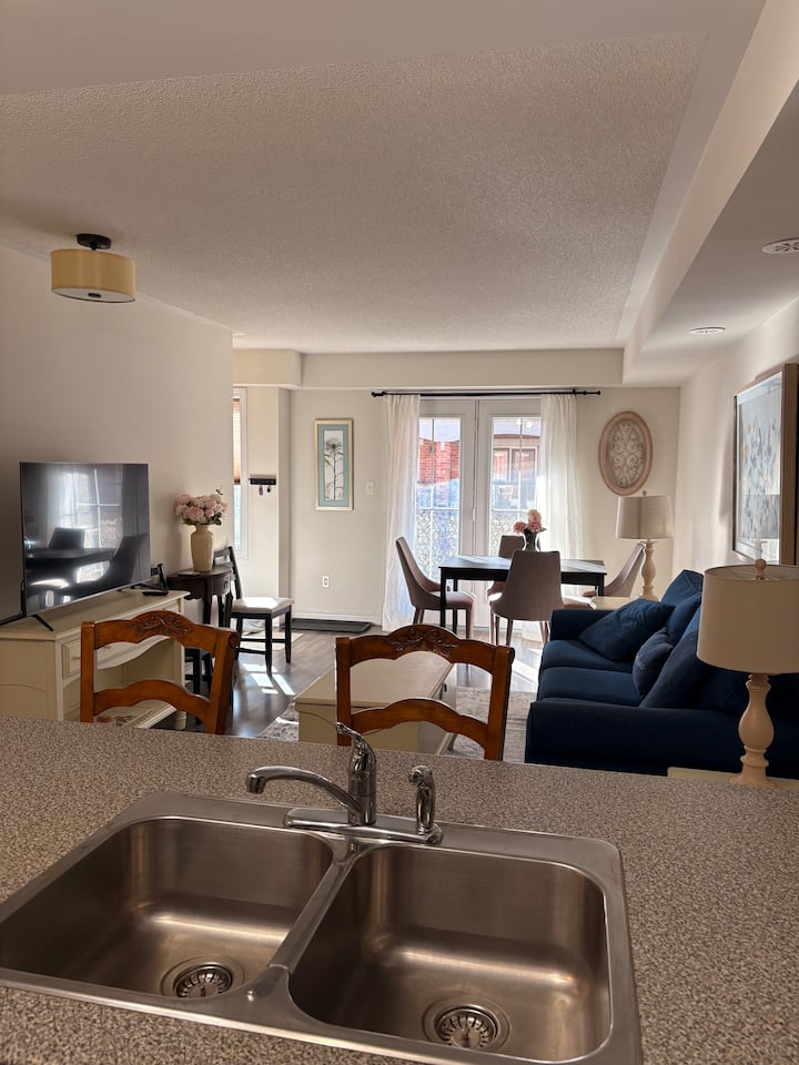 Comfy Condo, Can Sleep 5, Close To Stores, Park - Oakville
