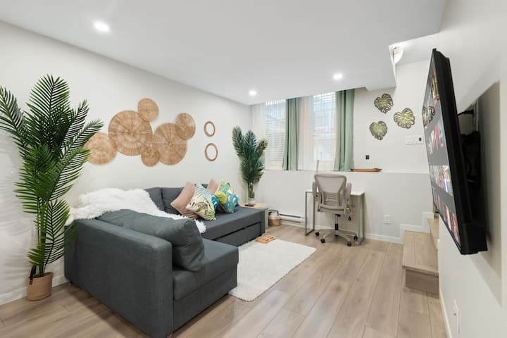 Tropical Themed Getaway|king Bed|prkng|wifi|patio - Calgary