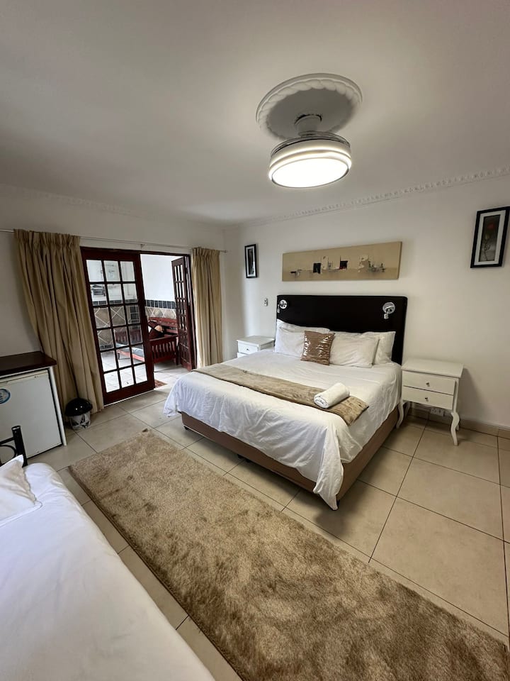 Family Room With Pool In Pietermb - Hilton