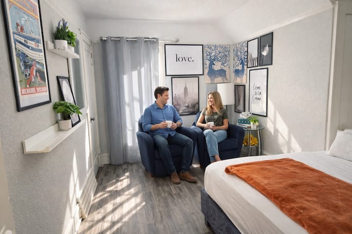 1 King Bed/ Top Location/ Free Parking/free Wifi - Milwaukee, WI