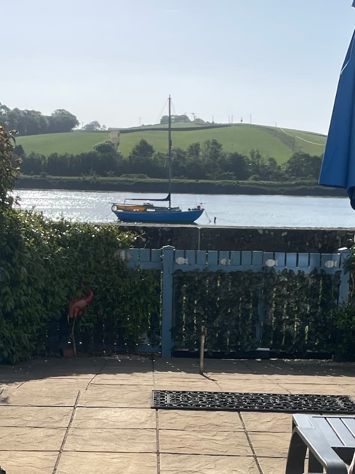 Perfectly Located Riverside Home - 애플도어