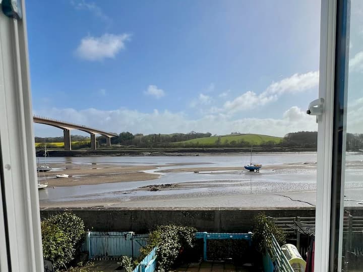 Perfectly Located Riverside Home - Appledore