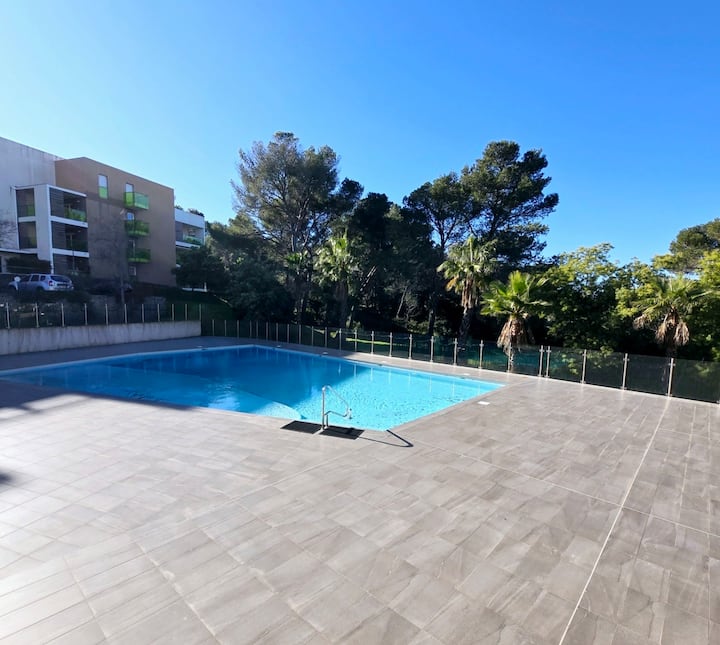 Le Parc Piscine Et Commerces - Fréjus