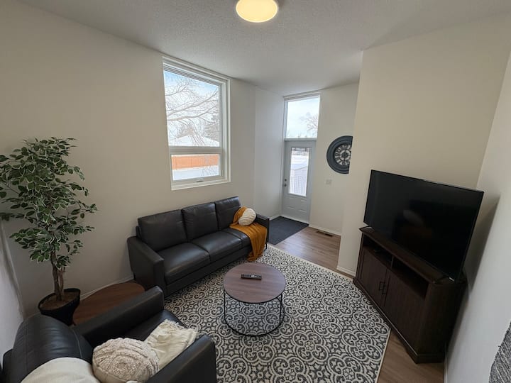 Historical Building Stay! - Medicine Hat