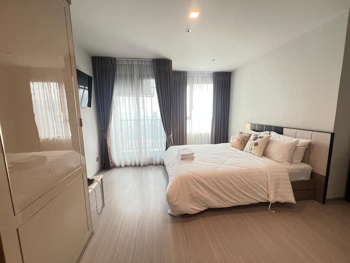 Studio Near Central Ladprao, Bts, Mrt, Gym, Pool - Bangkok