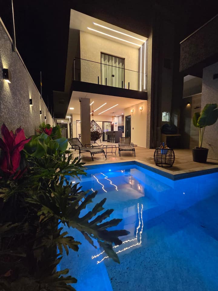 Sobrado Moderno Com Piscina Aquecida Itapoá/sc - Brasil