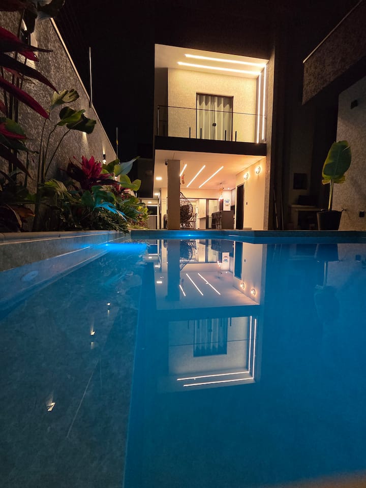 Sobrado Moderno Com Piscina Aquecida Itapoá/sc - Itapoá