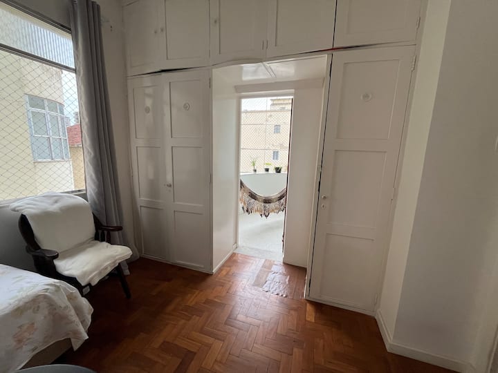 Quarto Com Varanda No Santa Marta! - Rio de Janeiro